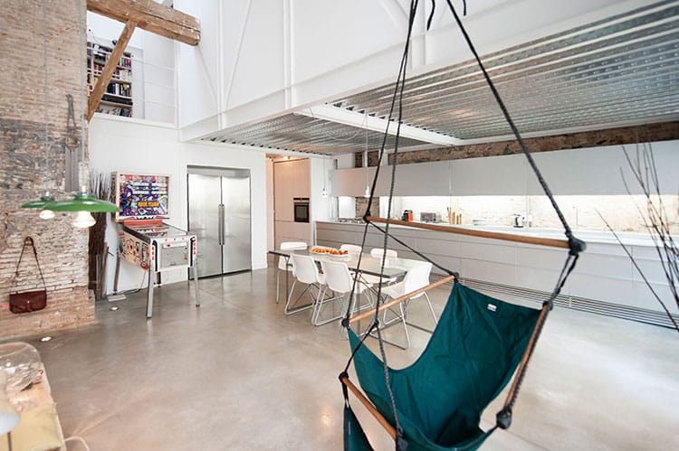 Comment transformer un hangar en loft : 8 exemples réussis