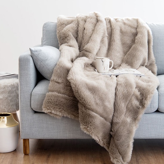 Plaid fausse fourrure : 10 modèles pour un hiver cocooning à souhait